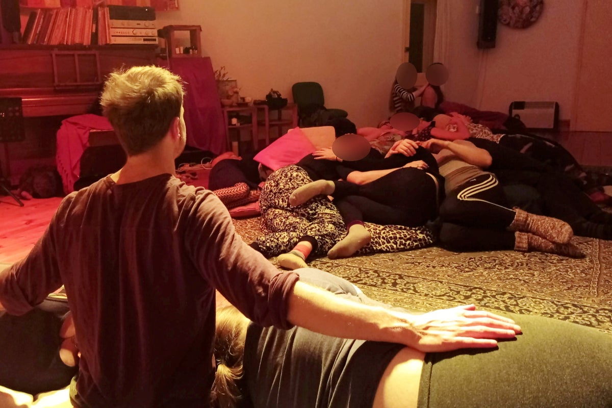 Professional cuddler earns £75 for hour long hugs | The Independent