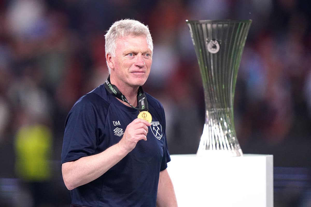 David Moyes hands over medal to his father after West Ham end wait for ...