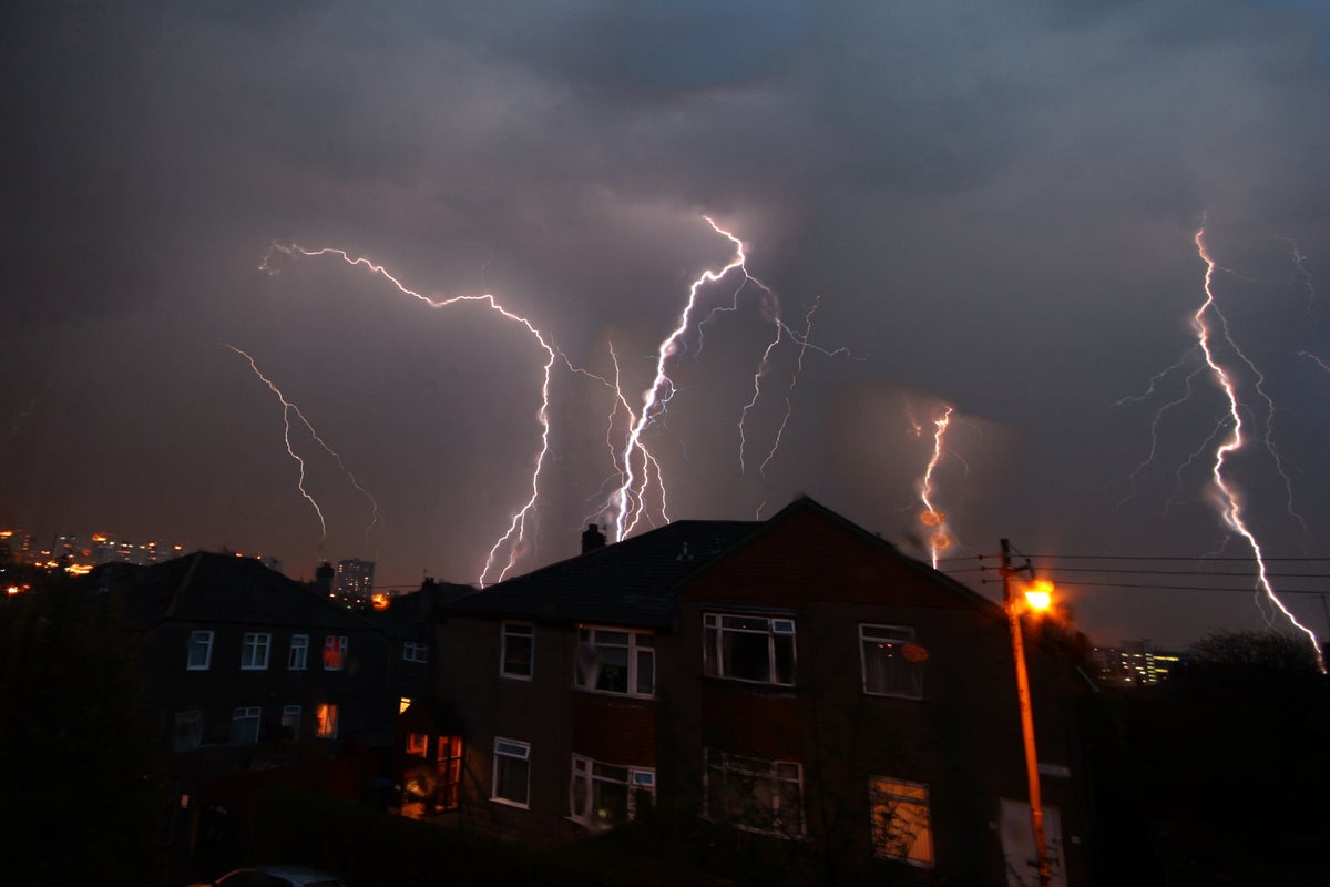 Thunderstorm warning issued for flooding and power cuts this weekend ...