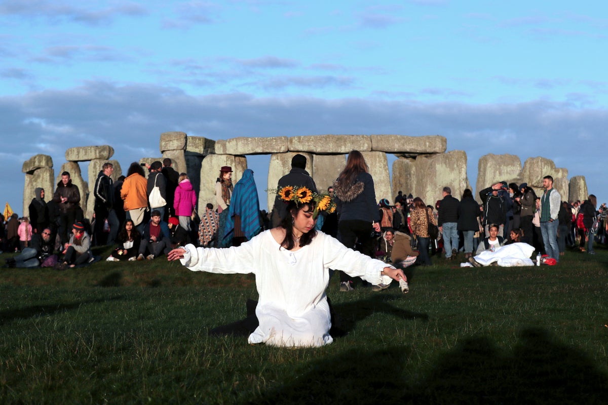Thousands gather at Stonehenge for annual ritual marking the summer ...