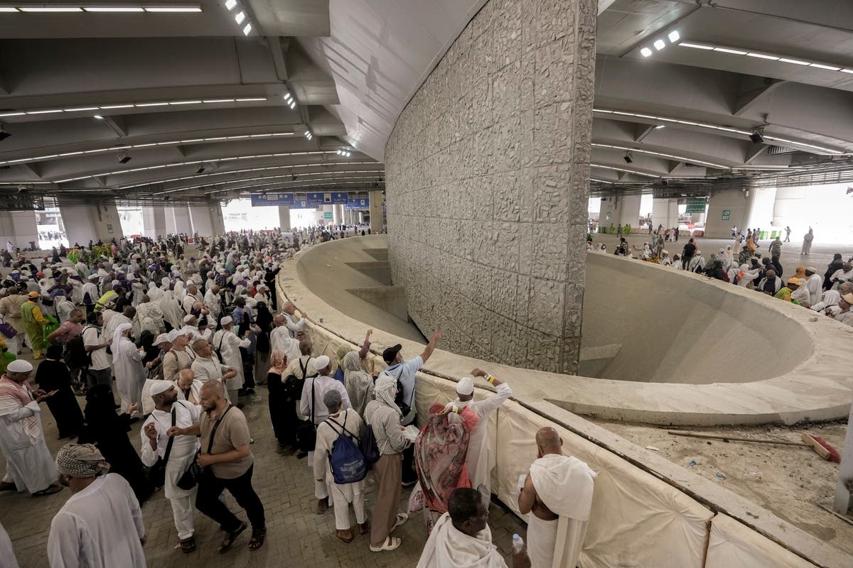 Muslim pilgrims take part in symbolic stoning of the devil as Hajj ...