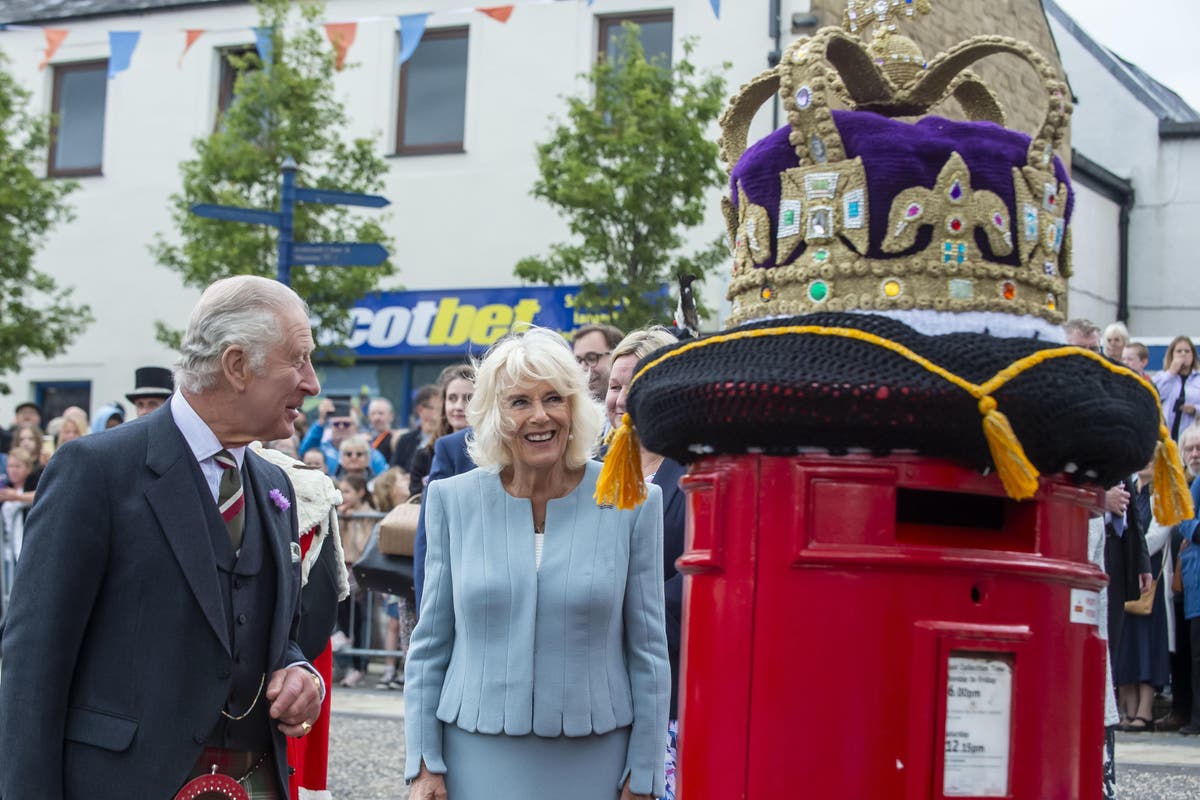 King and Queen impressed by crocheted crown during Selkirk visit | The ...