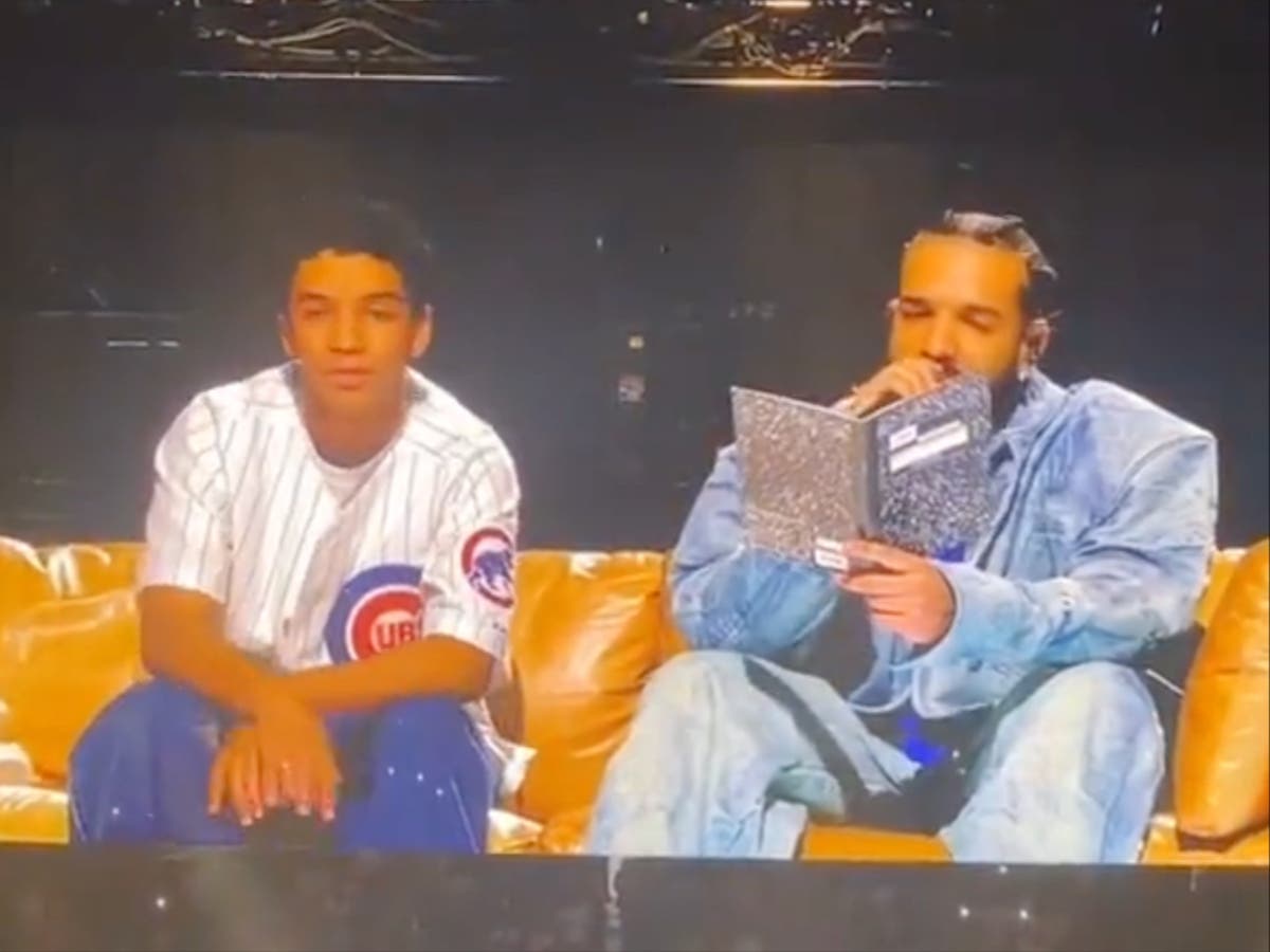 Drake blows fans minds by performing next to a hologram of his younger ...