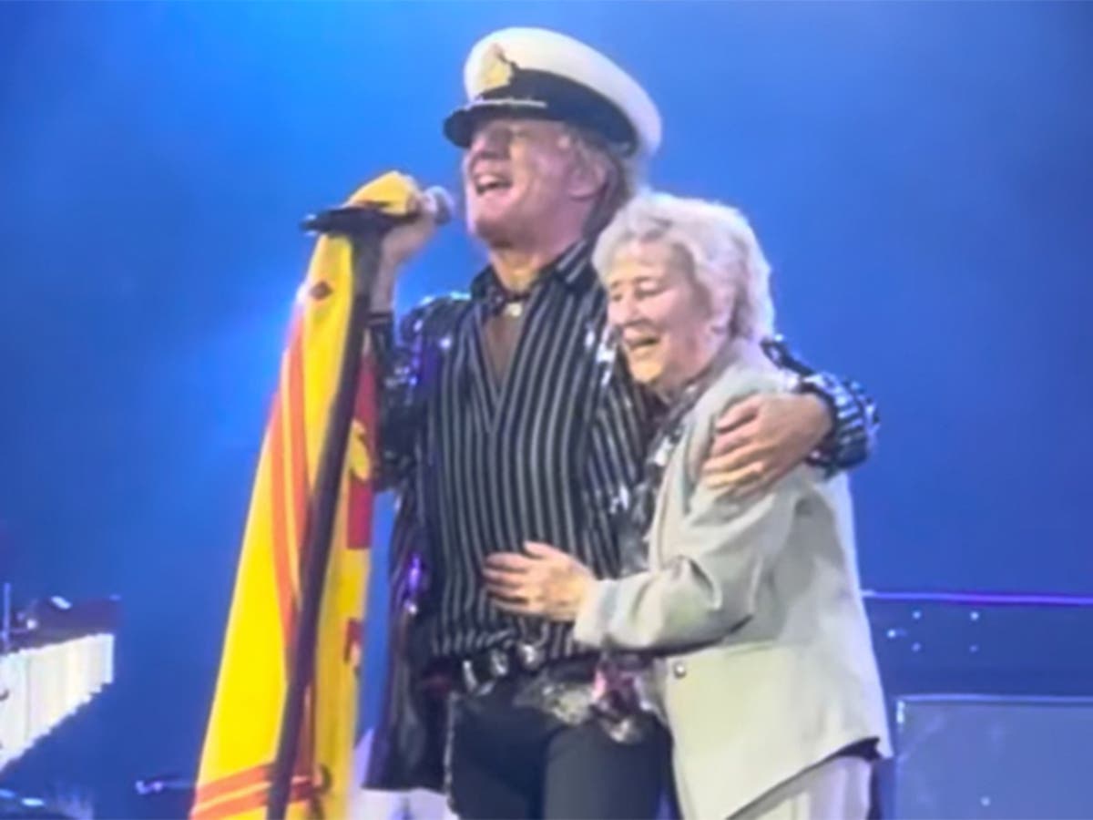 Rod Stewart duets with his 94-year-old sister Mary on stage as he wraps ...