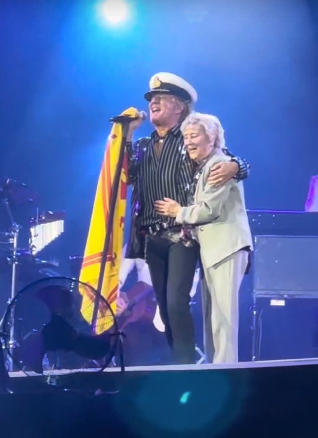 Rod Stewart duets with his 94-year-old sister Mary on stage as he wraps ...