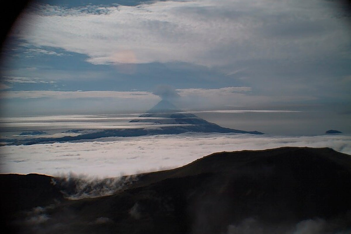 Alaska volcano spews ash cloud high enough to draw weather service ...
