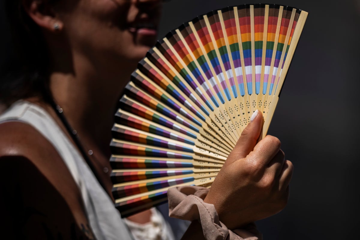 Scientists make solar-powered clothing that works like personal air ...