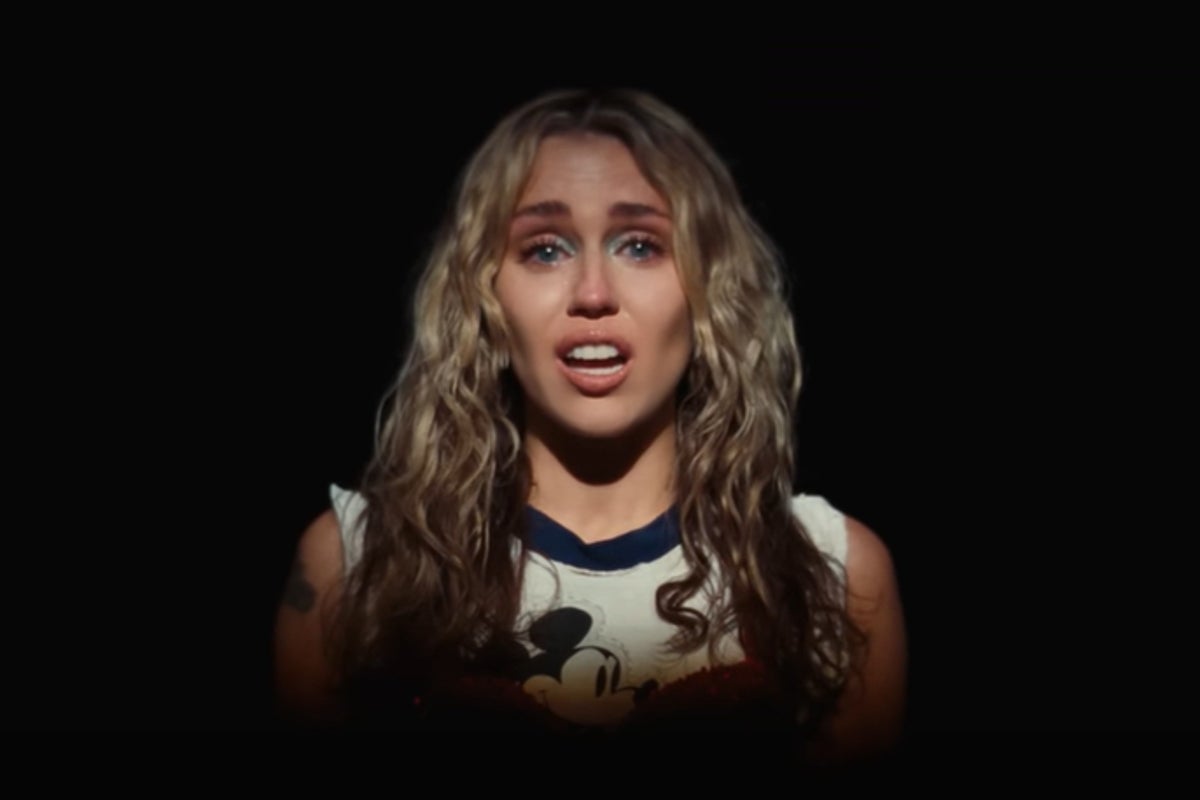 Miley Cyrus shares photo she thinks makes it obvious she’s bisexual ...