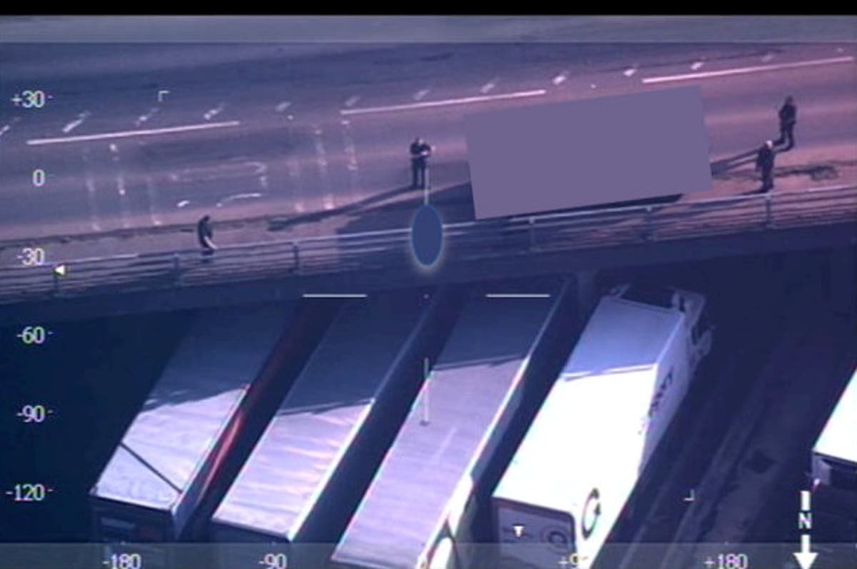 M5 suicide fear: Lorries park under motorway bridge in bid to save man ...