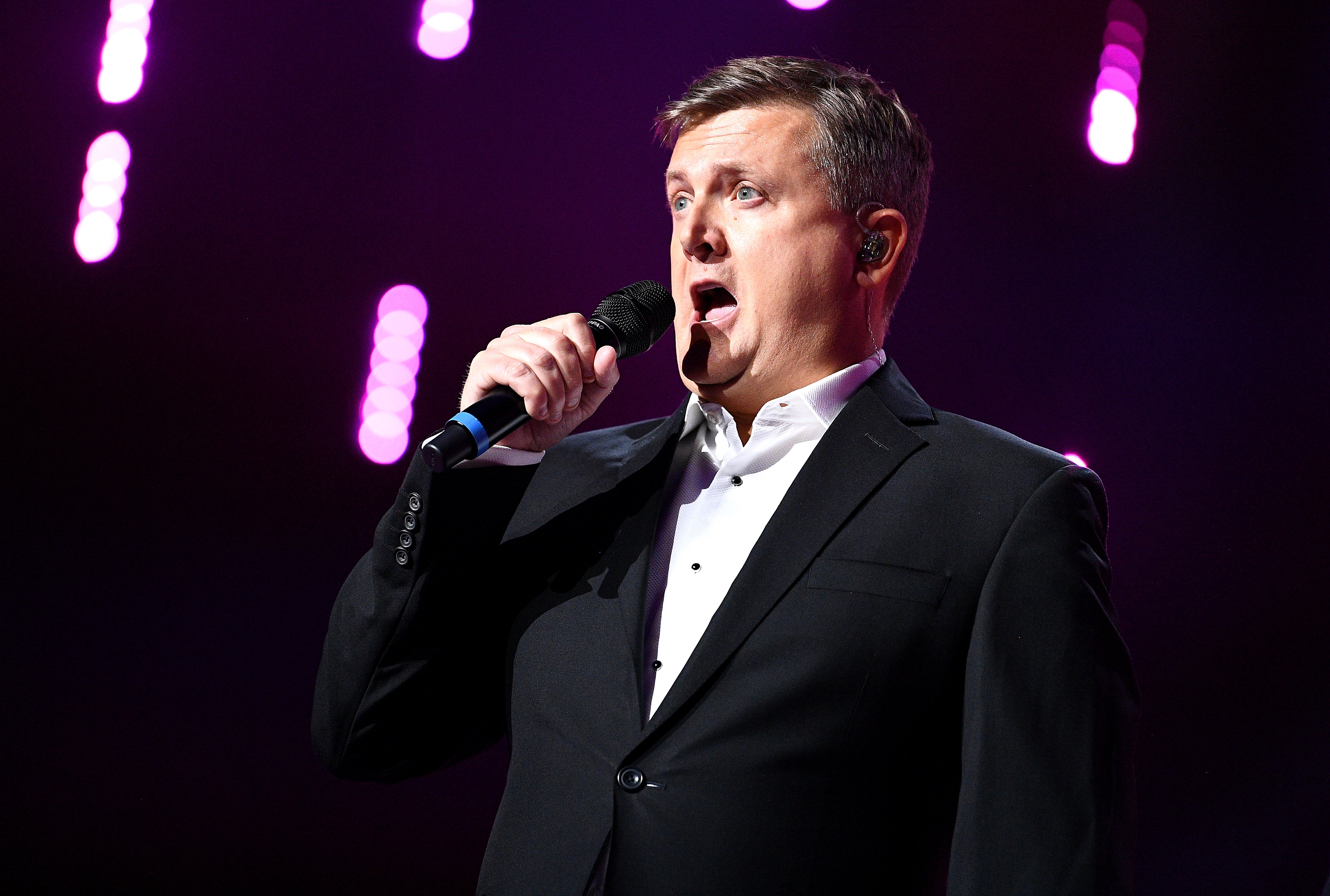Aled Jones to duet with his teenage self on new album One Voice – Full ...