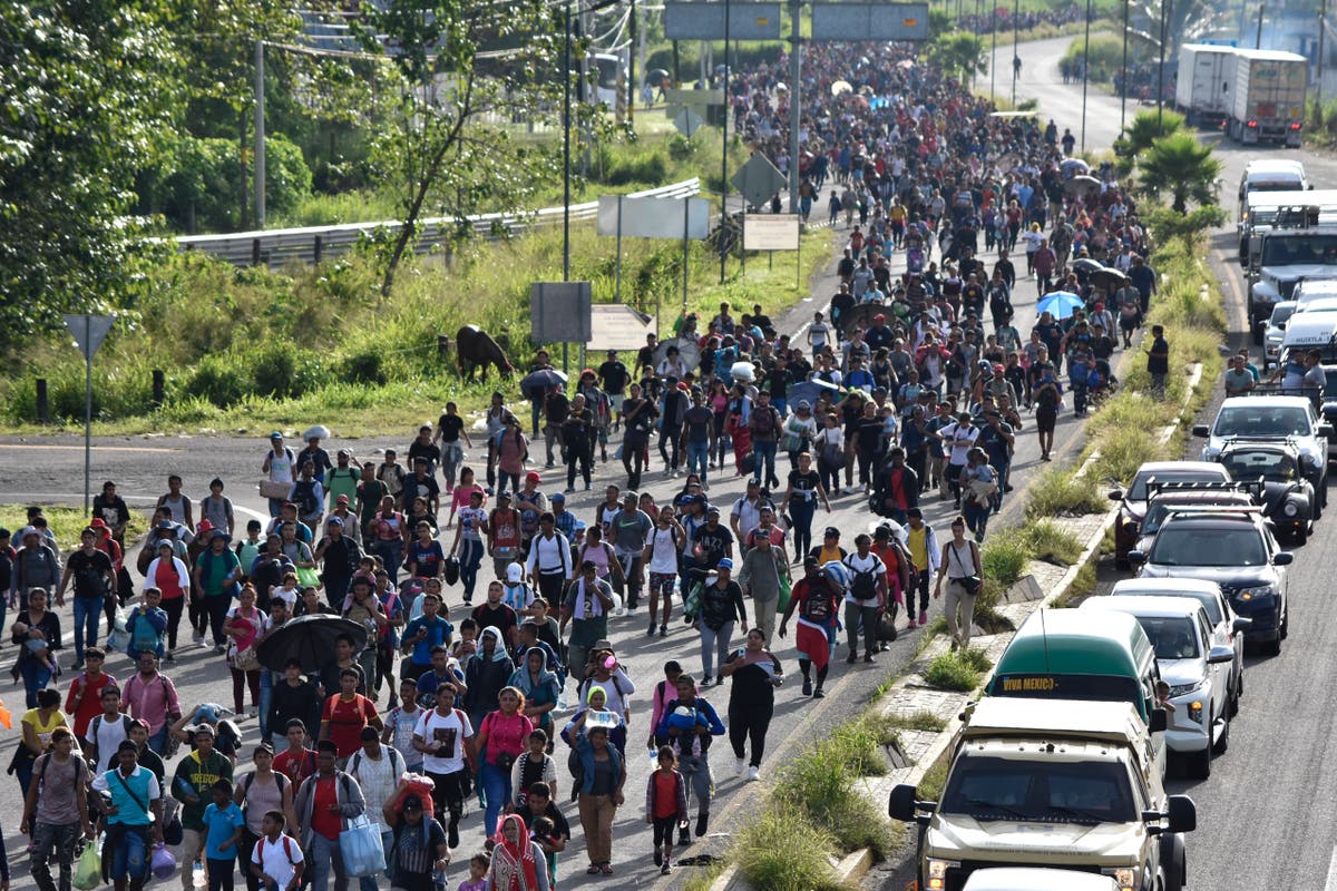 Some 5,000 migrants set out on foot from Mexico's southern border ...