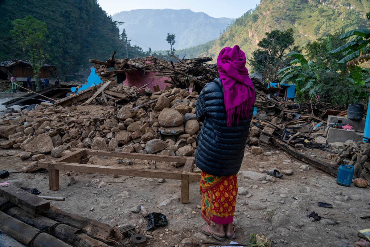 Aid trickles in to Nepal villages struck by earthquake as survivors ...