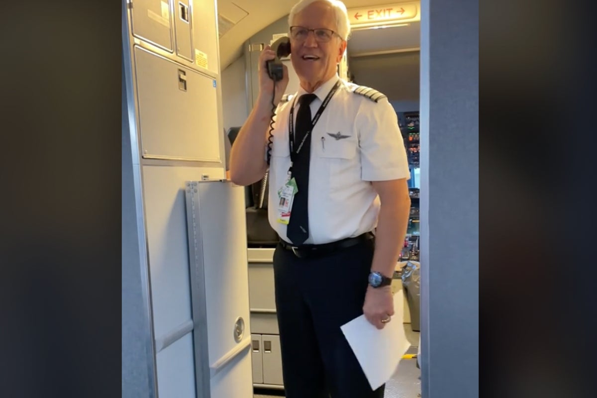 Video of emotional pilot’s retirement speech on his final flight goes ...