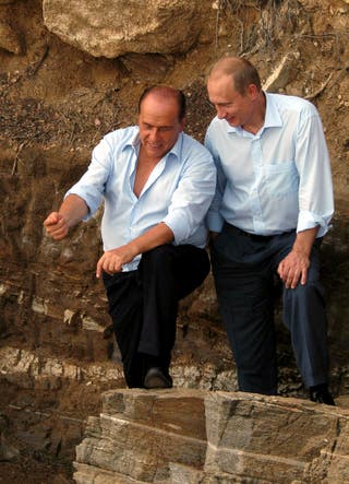 Vladimir Putin cut out the heart of a deer and gave it to Silvio ...