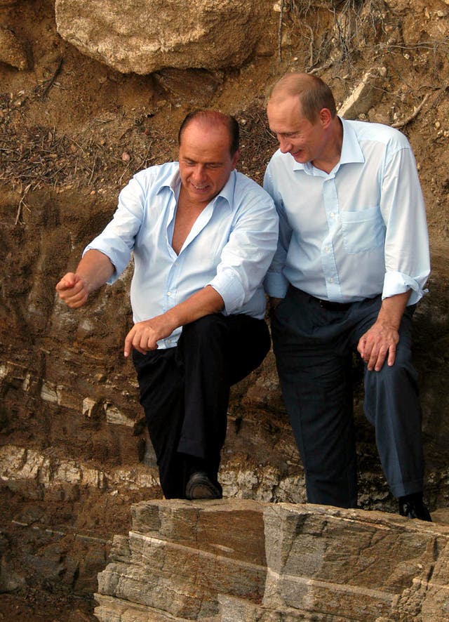 Vladimir Putin cut out the heart of a deer and gave it to Silvio ...