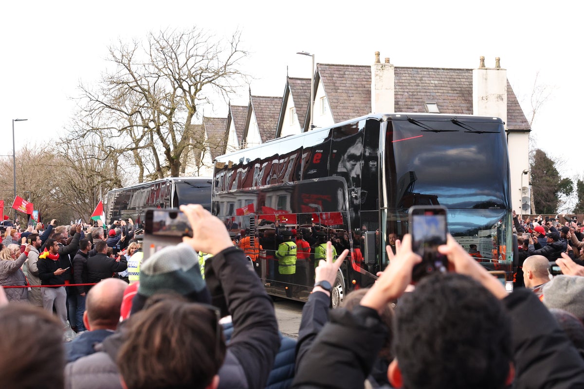 Manchester United bus damaged by Liverpool fans before Anfield clash | The Independent