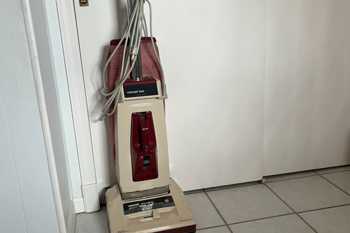 Senior GOP senator sends Christmas message with a 36-year-old vacuum ...