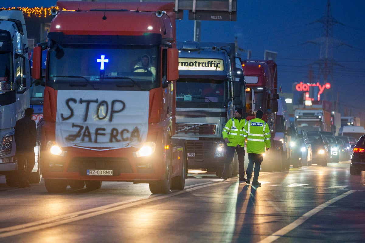 Romanian truck drivers and farmers protest as talks with the government ...