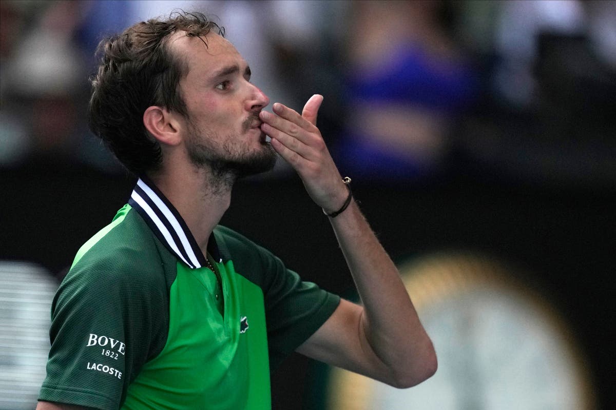 Daniil Medvedev battles into Australian Open semi-finals | The Independent