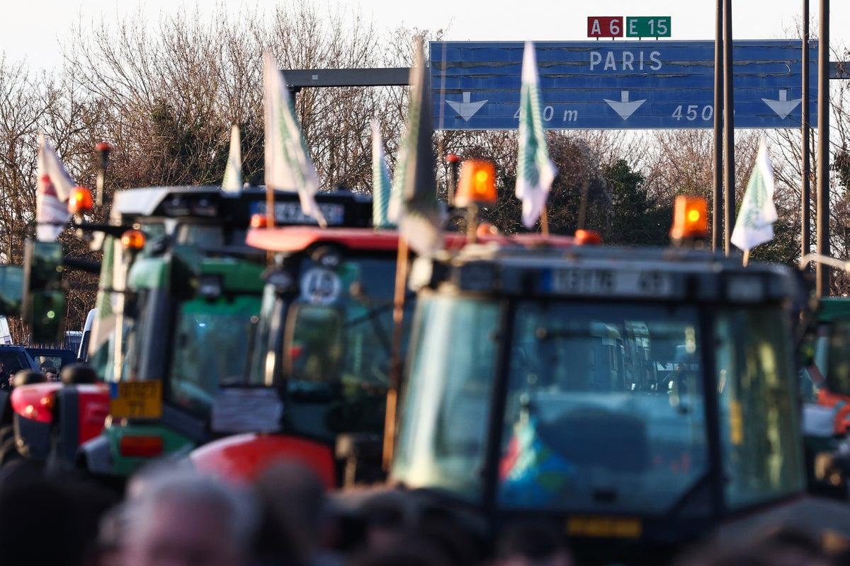 Watch as French farmers continue ‘besiege’ of Paris by blocking roads ...