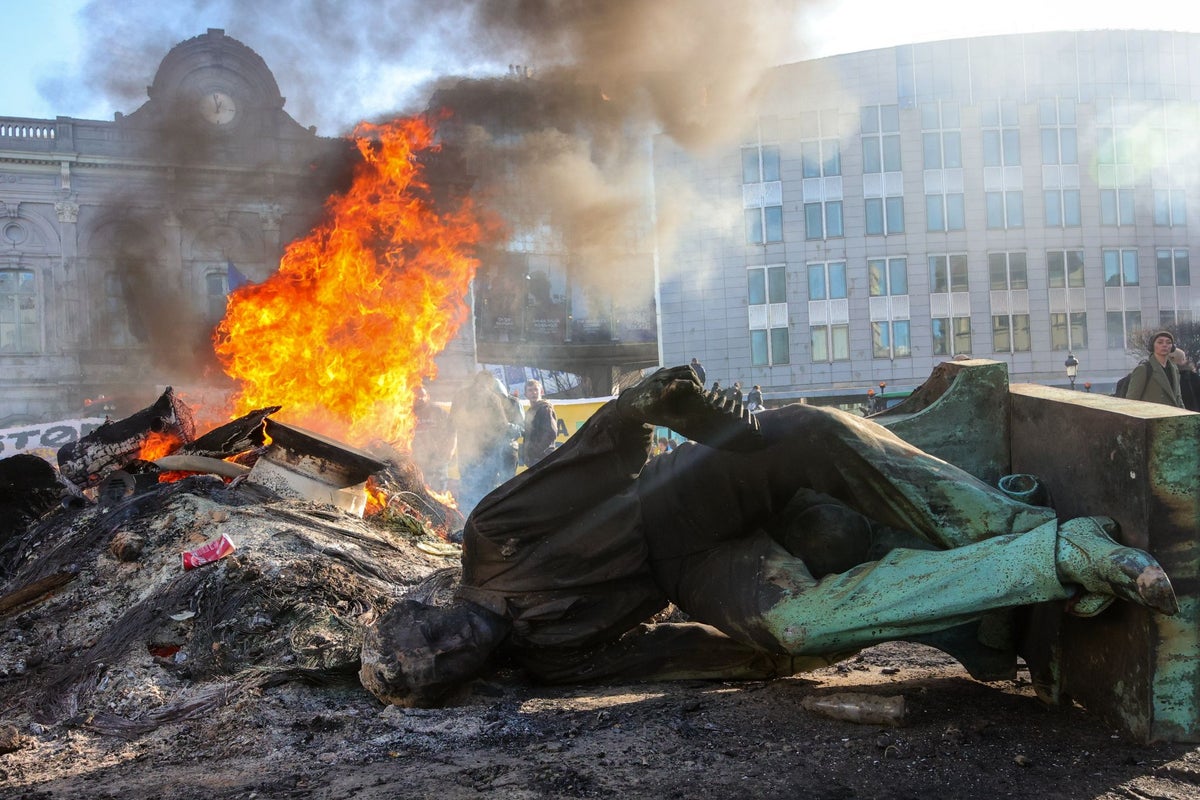 Farmers bring down statue in Brussels protest as 1,000 tractors block ...