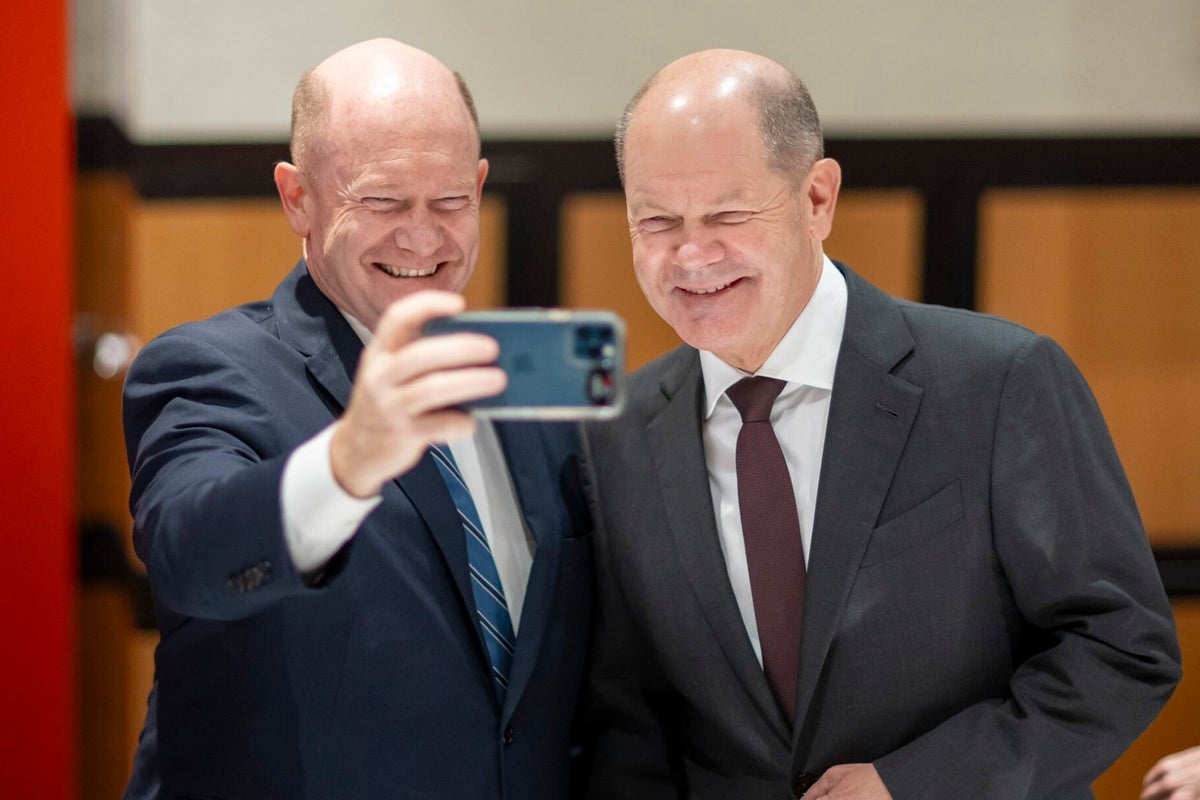 US Sen. Coons and German Chancellor Scholz see double at Washington ...