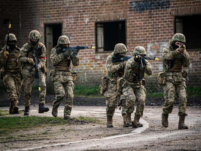 Inside the British Army base training Ukrainian civilians to be battle ...