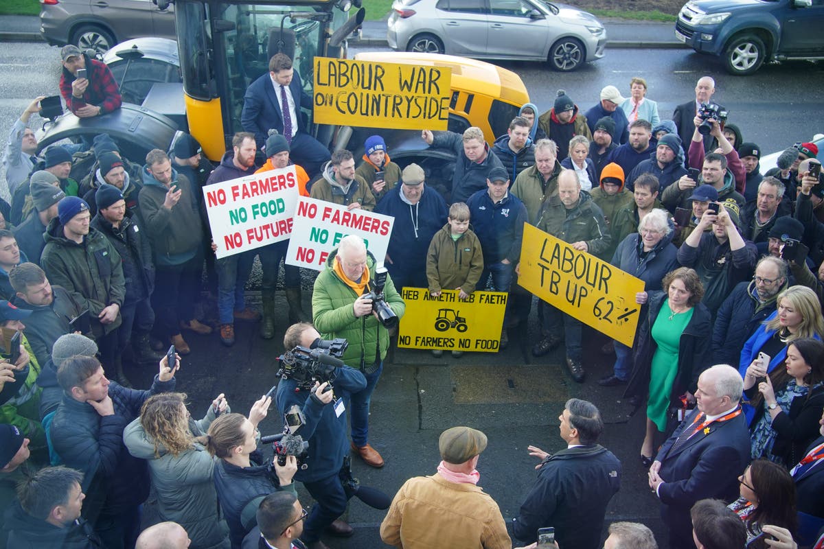 PM offers support from farmers protesting against Welsh Labour ...