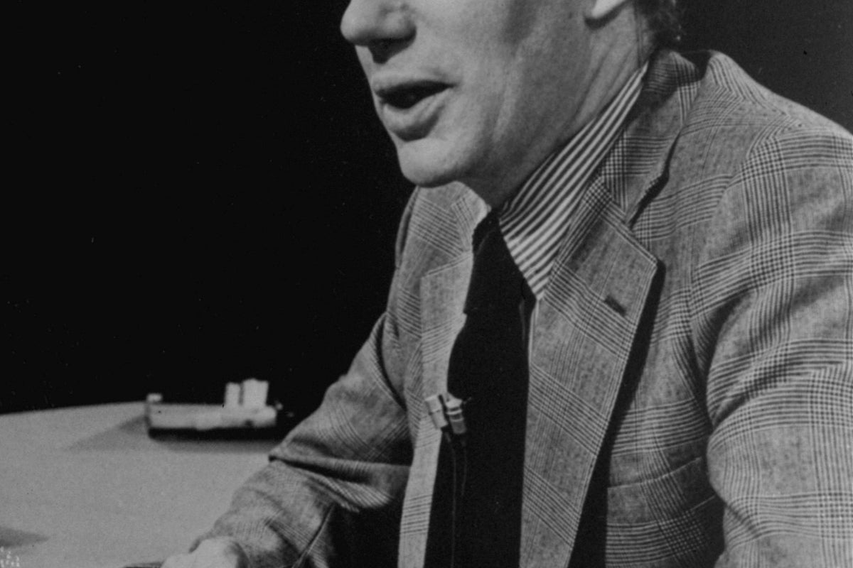 Robert MacNeil, creator and first anchor of PBS 'NewsHour' nightly ...