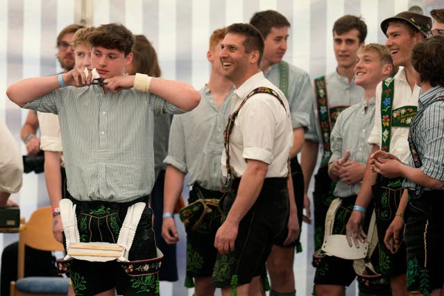 German men with the strongest fingers compete in ‘Fingerhakeln ...