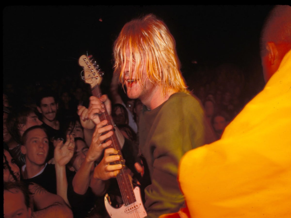 Kurt Cobain Huilt Backstage Fender Releases The Kurt Cobain Jag Stang
