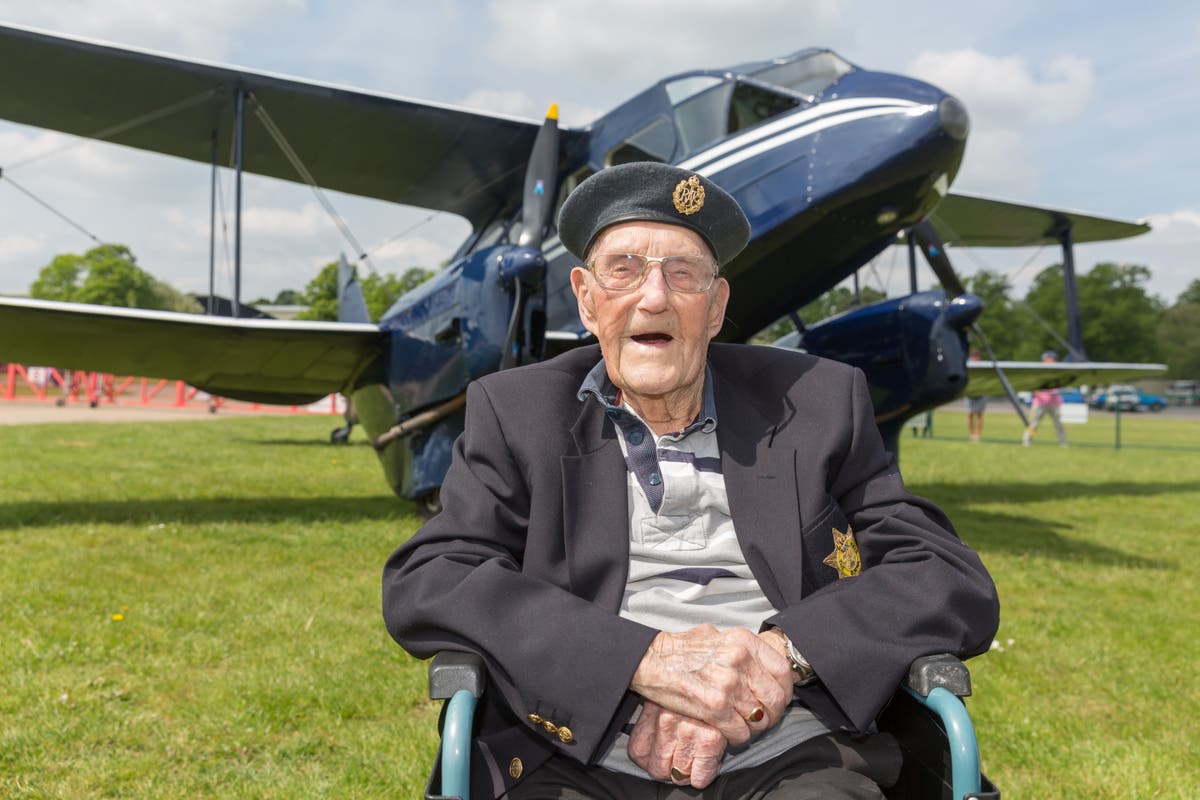 102-year-old RAF veteran flies again in 1930s plane | The Independent