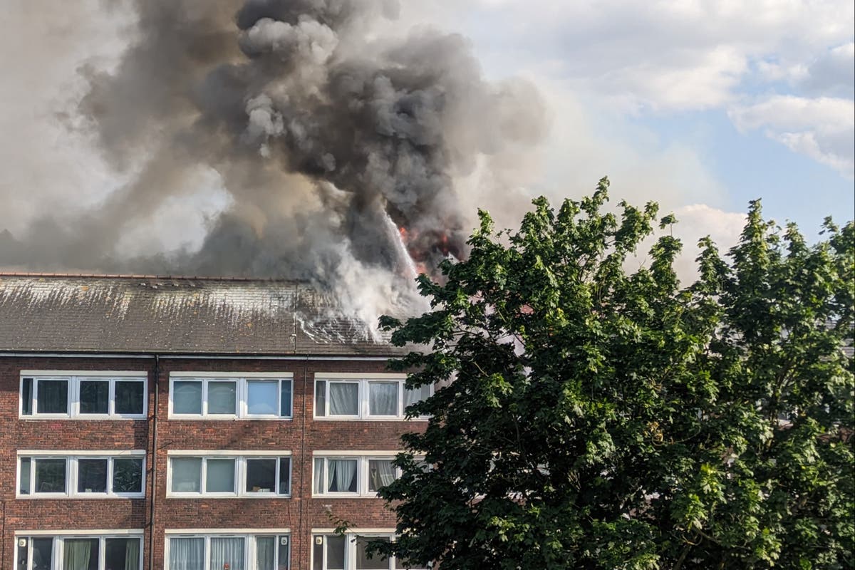 100 firefighters tackle blaze at block of flats in Hackney | The ...