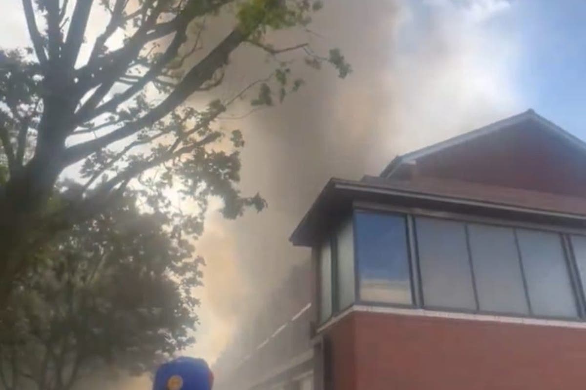Hackney residents told to stay indoors as smoke billows from flat fire ...