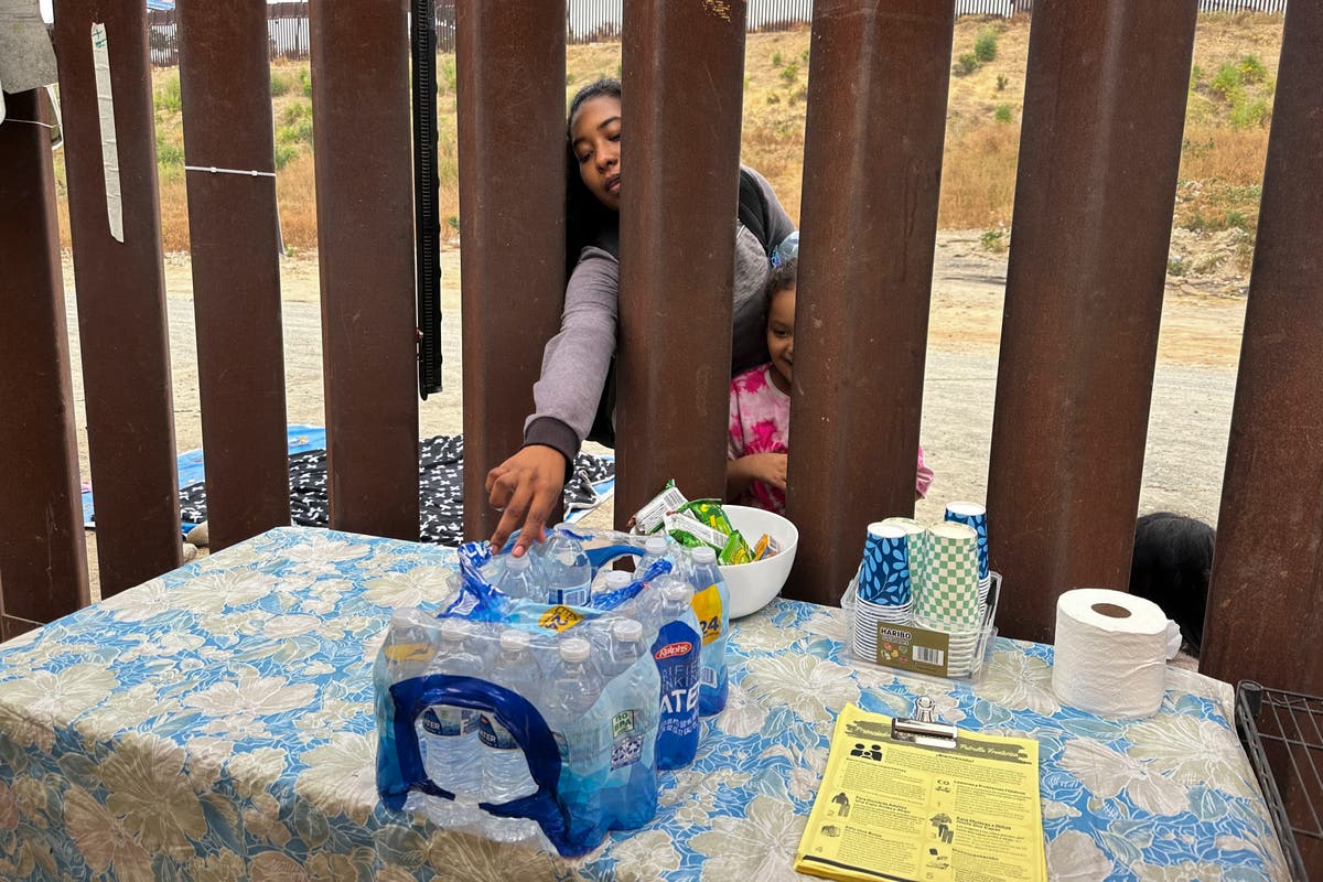 Volunteers leave water at border for migrants, as 90 have died in AZ ...