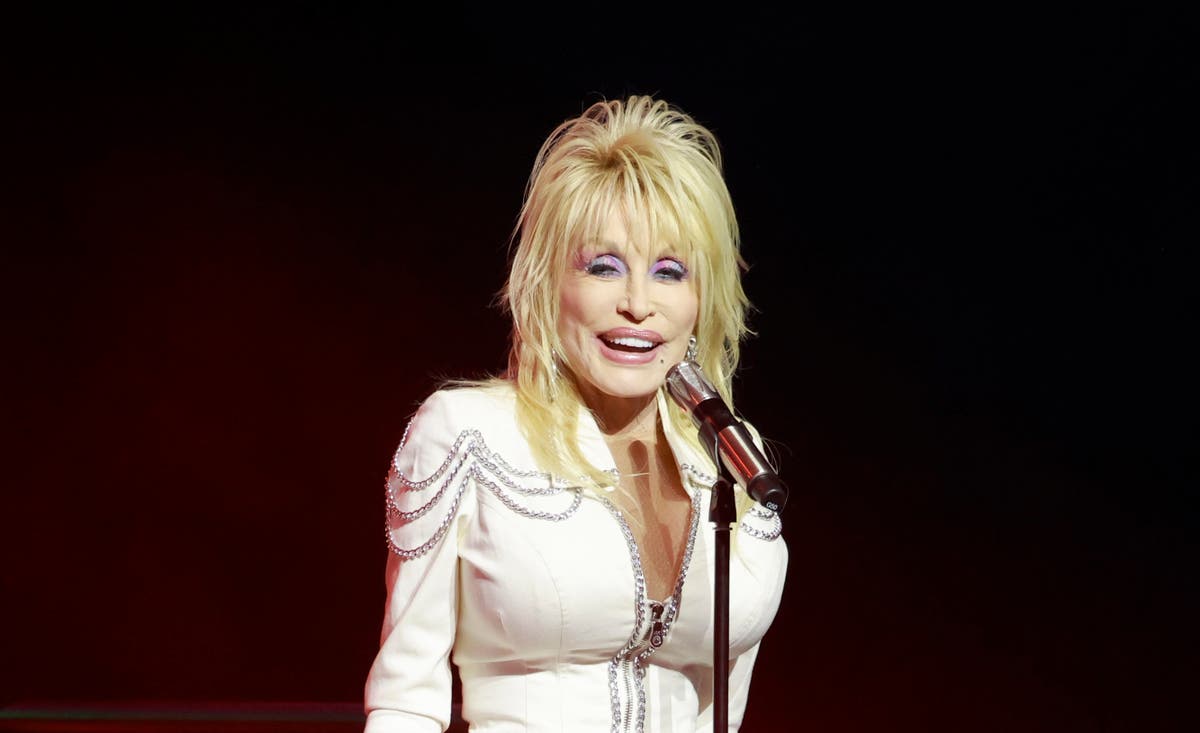 Dolly Parton Planning For Musical Based On Her Life To Land On Broadway