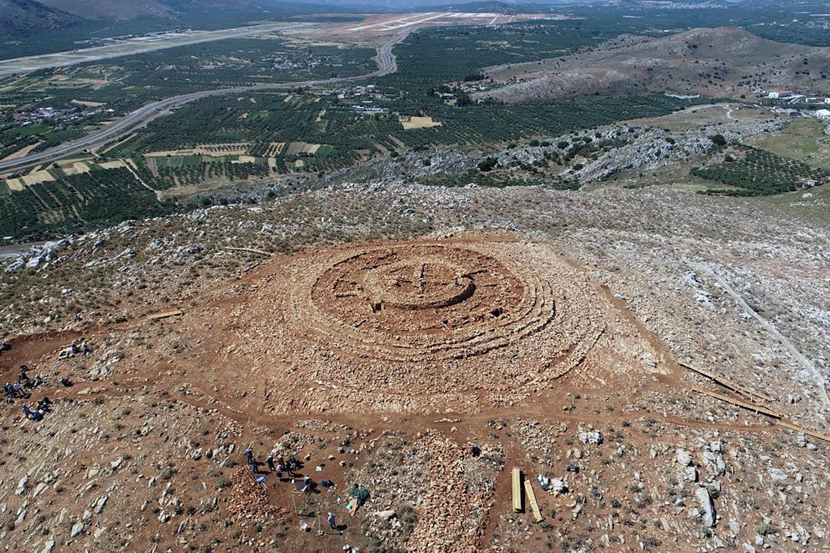 Archaeologists stumped by huge 4,000-year-old Greek wheel building that ... Archaeologists stumped by huge 4,000-year-old Greek wheel building that ...