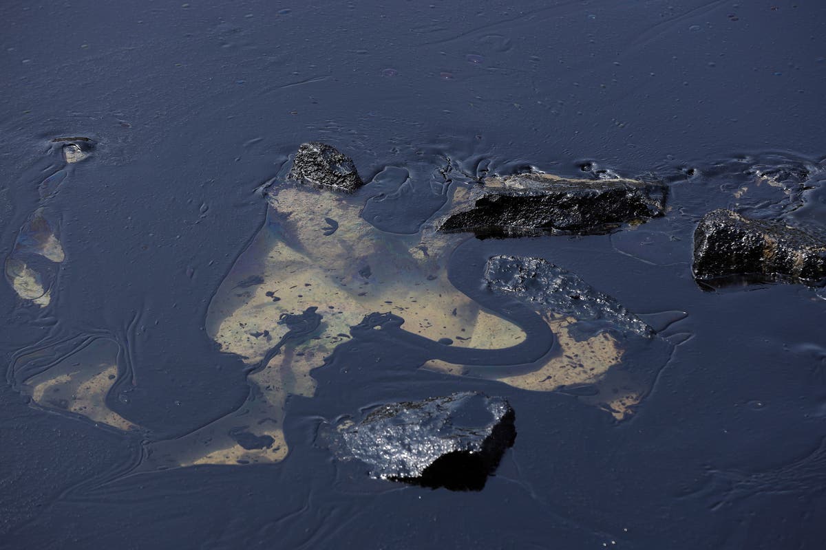 Singapore rushes to clean up major oil spill on southern coastline ...