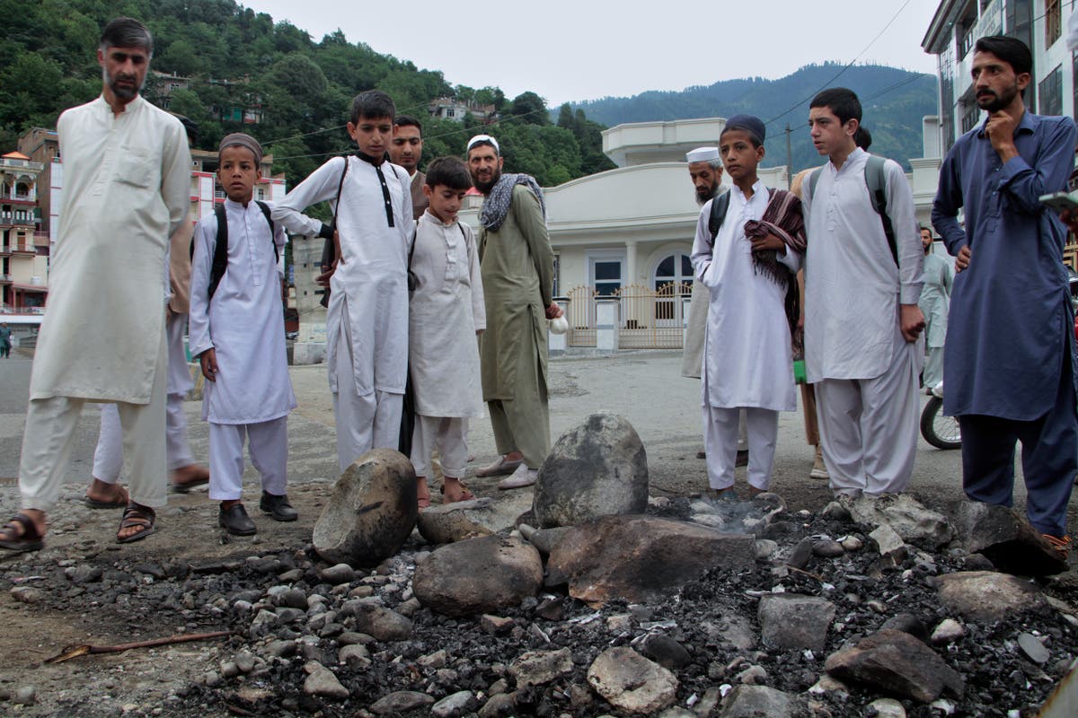 Pakistan mob kills tourist for ‘desecrating Quran’ | The Independent