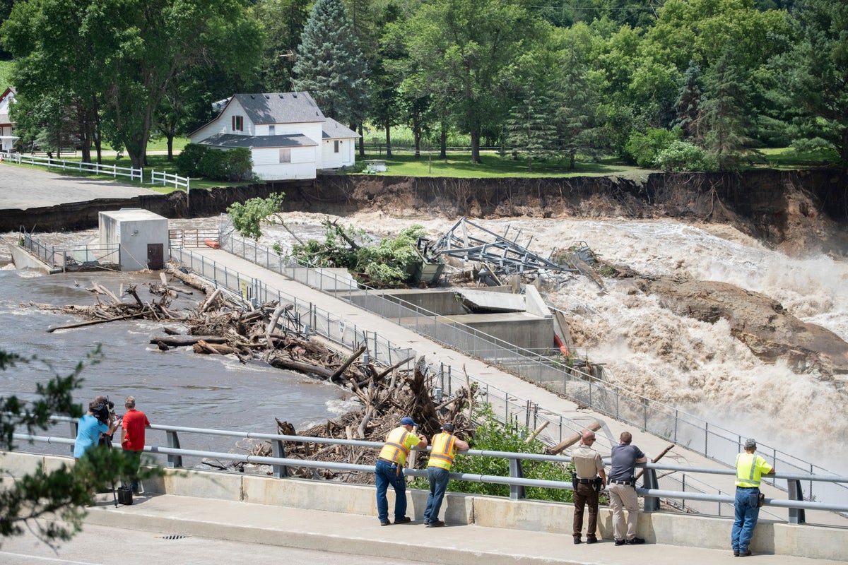 Midwest flooding devastation comes into focus as flood warnings are ...