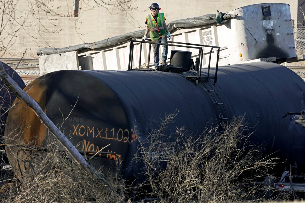 NTSB derailment investigation renews concerns about detectors, tank ...