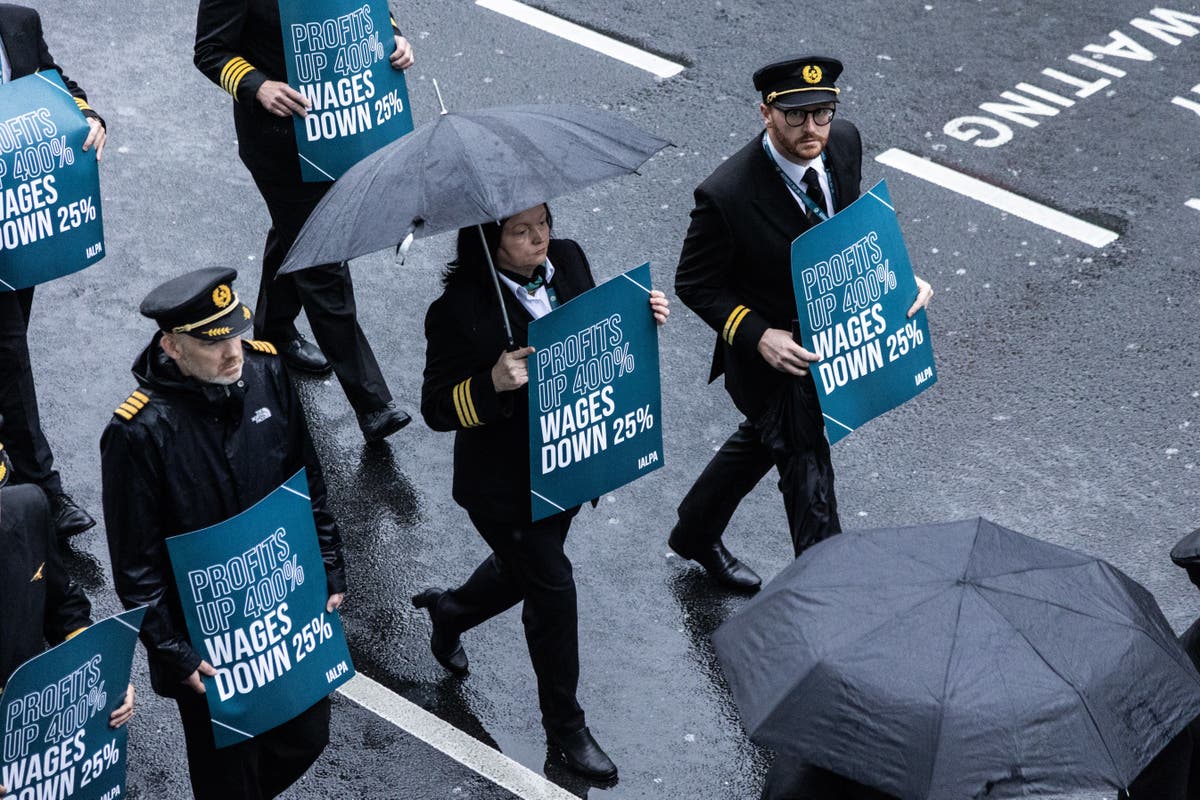 Aer Lingus pilots march around Dublin Airport during eight-hour strike ...
