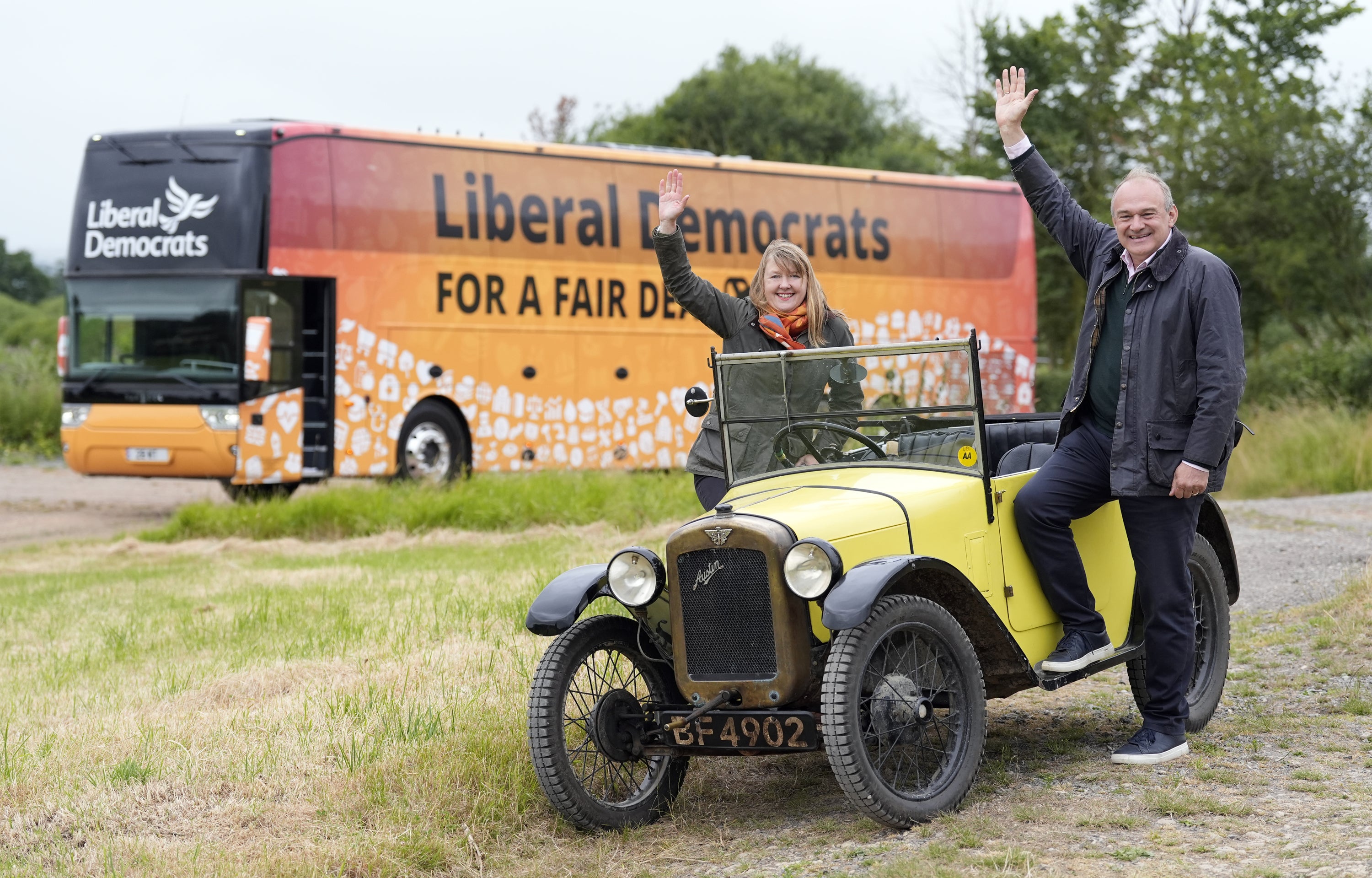 Ed Davey drives tractor in new Lib Dem stunt as he vows to knock down ...