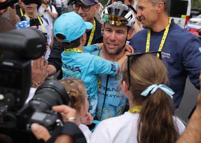 Mark Cavendish makes history with record-breaking stage win at Tour de ...