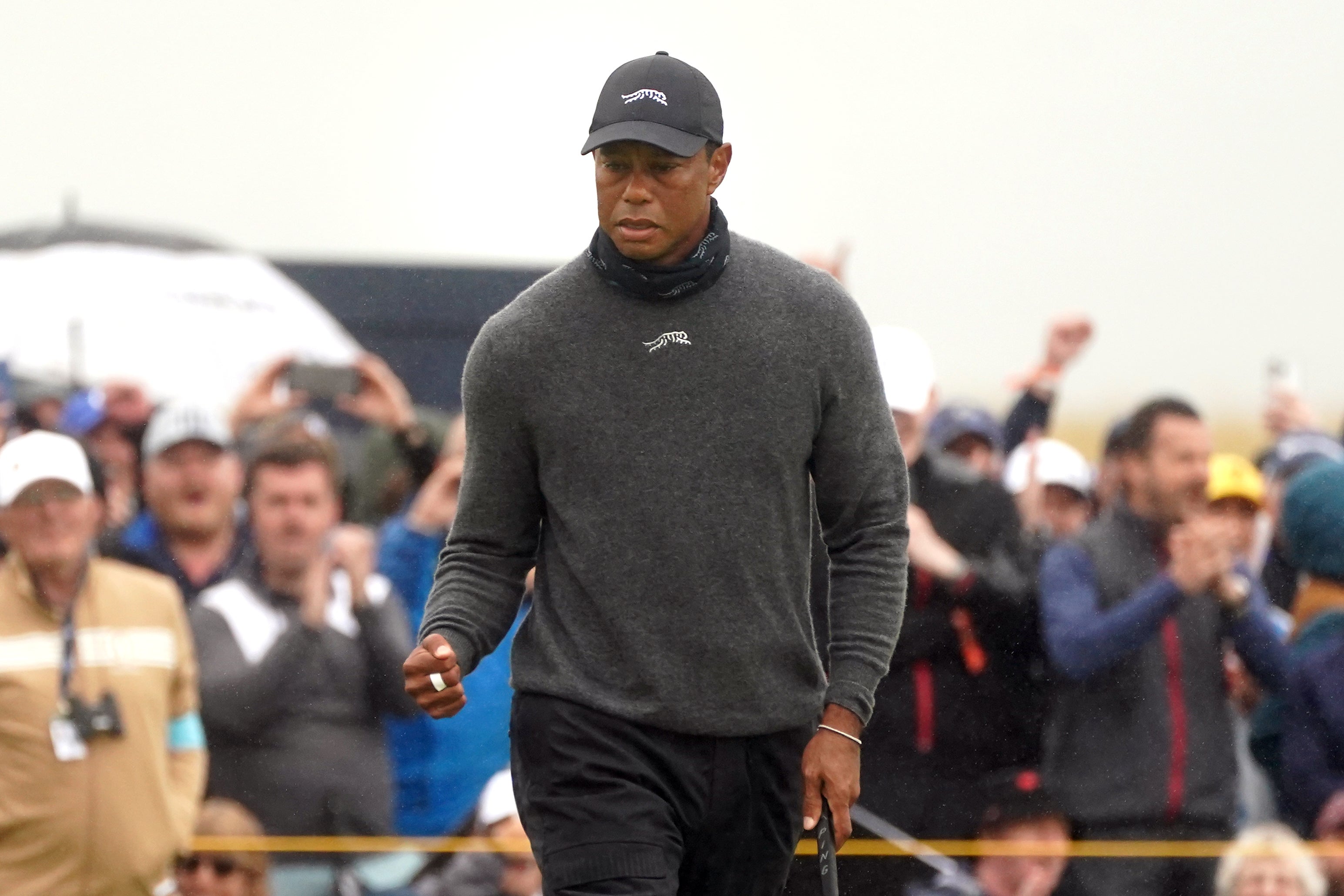 Tiger Woods cuts frustrated figure after 79 leaves him fighting to make ...