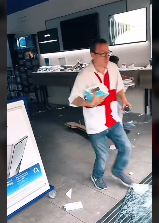 Man admits looting bath bombs from Lush during Hull riot | The Independent