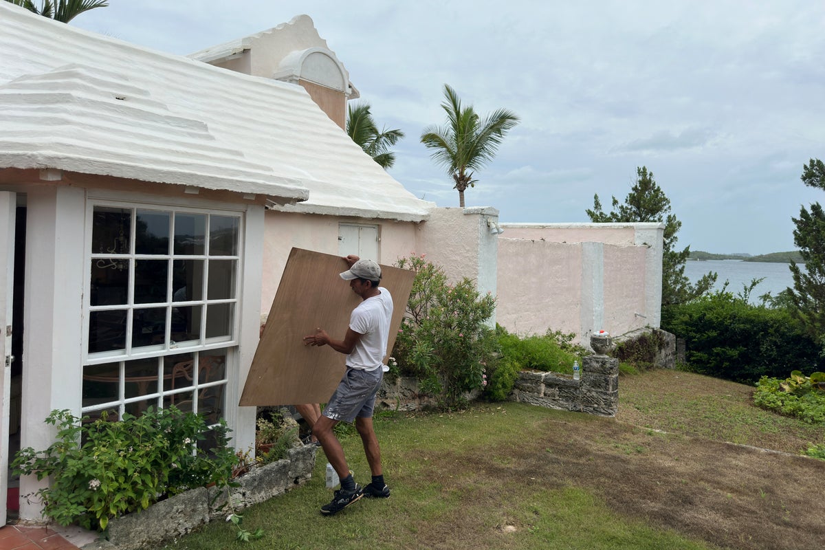 Watch live: View of Bermuda island as Hurricane Ernesto closes in | The ...