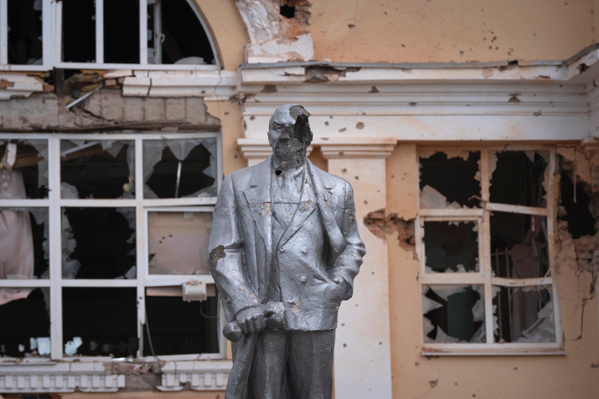 Kursk’s damaged Lenin statue is a monument to Putin’s incompetence ...