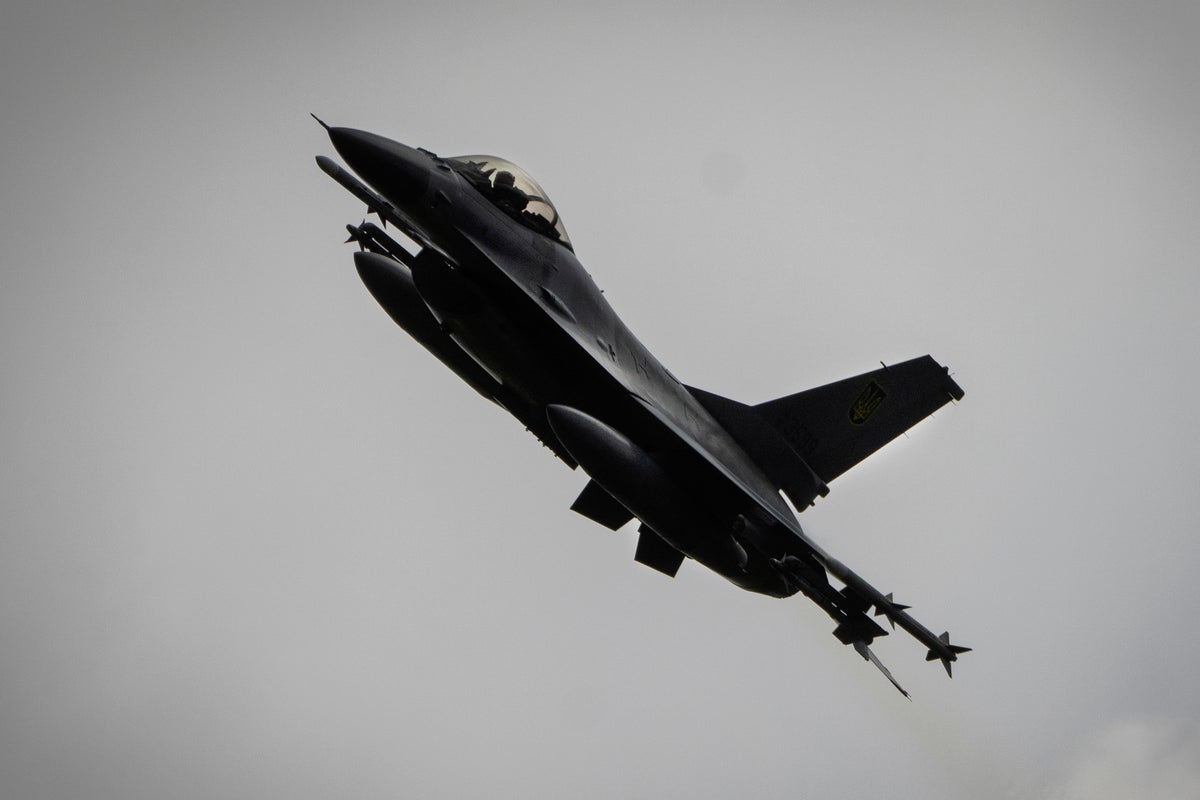 Ukraine says US experts are helping figure out why a Ukrainian F-16 ...