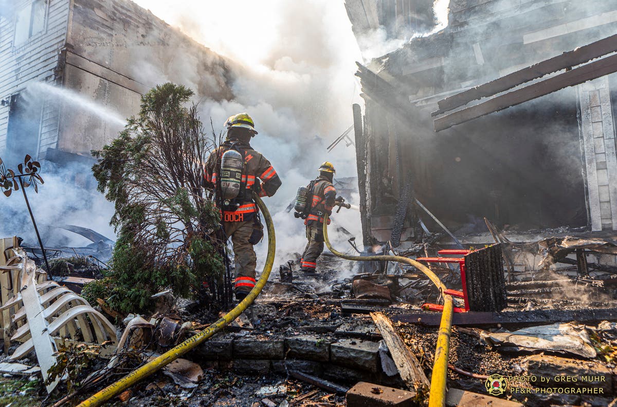 3 dead after small plane crashes into row of townhouses in Oregon, TV ...